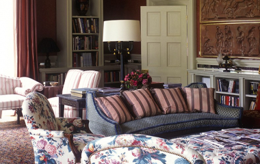 Modern Elegance vs. Old-World Glamour: Decorating Style Wars