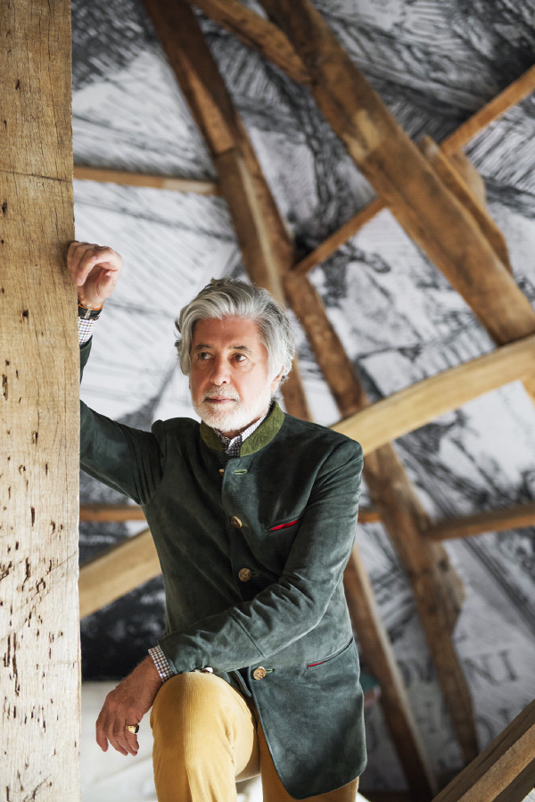 Don’t Call Juan Pablo Molyneux a Maximalist - 1stDibs Introspective