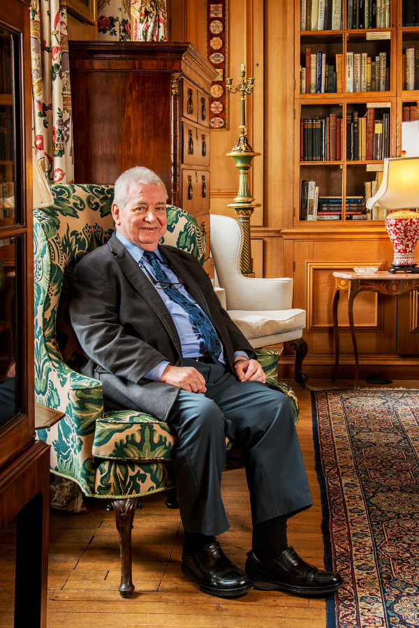 Shopping for Antiques in a British Royal Residence - 1stDibs Introspective