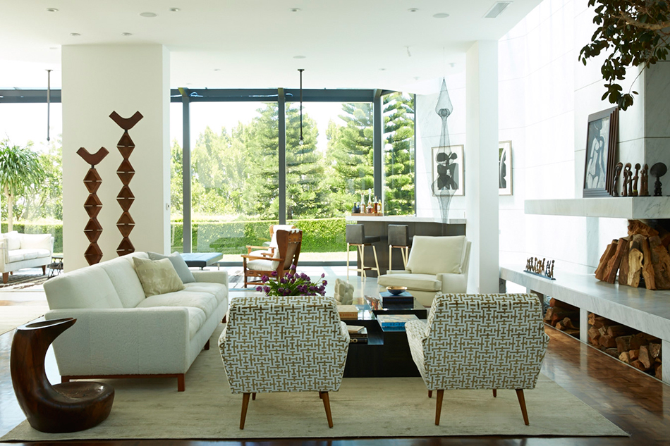 Windsor Smith Designs an “Architectural Étagère” of a Home - 1stDibs ...