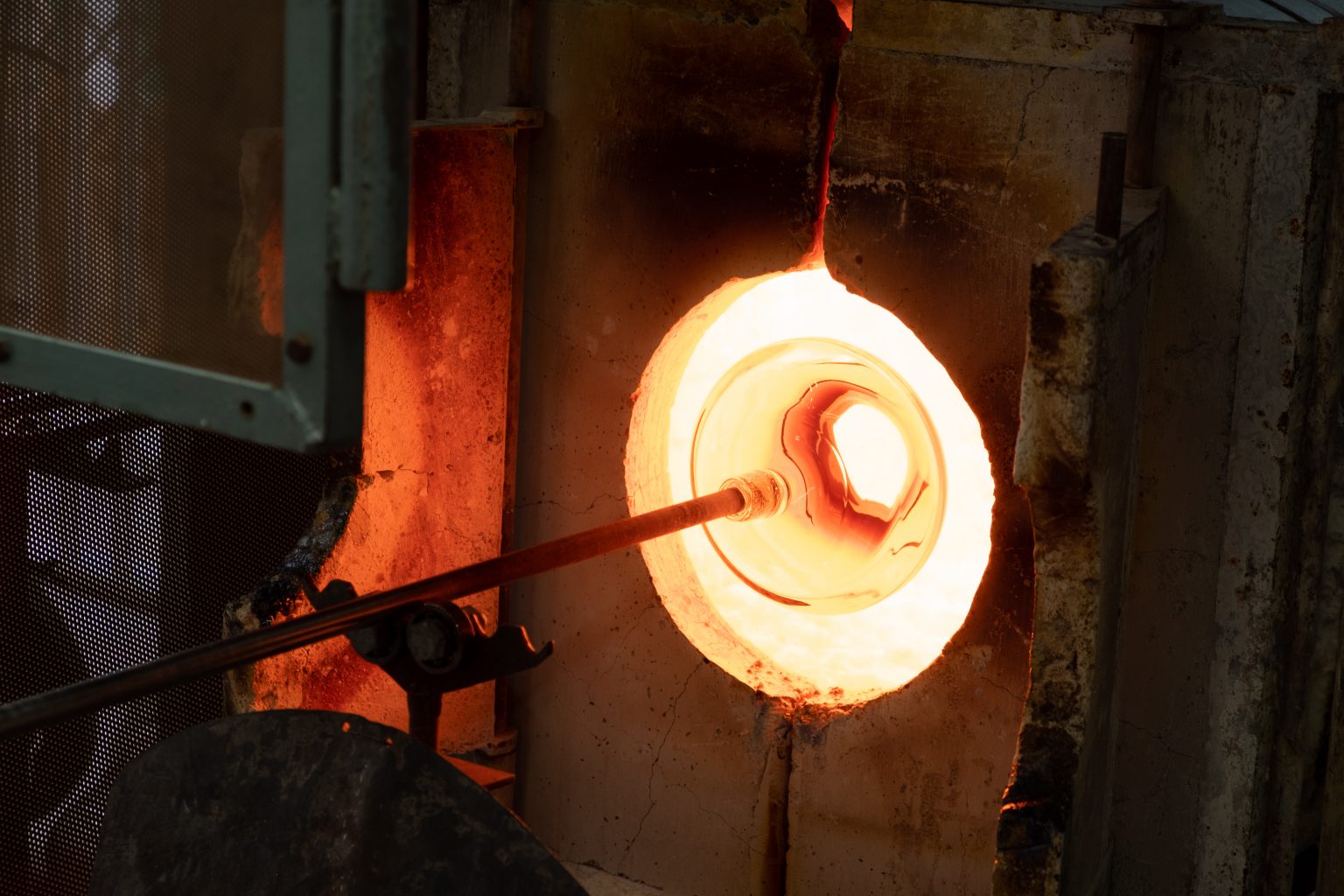 In London, Eva Menz Creates Artisanal Lighting with Theatrical Flair ...