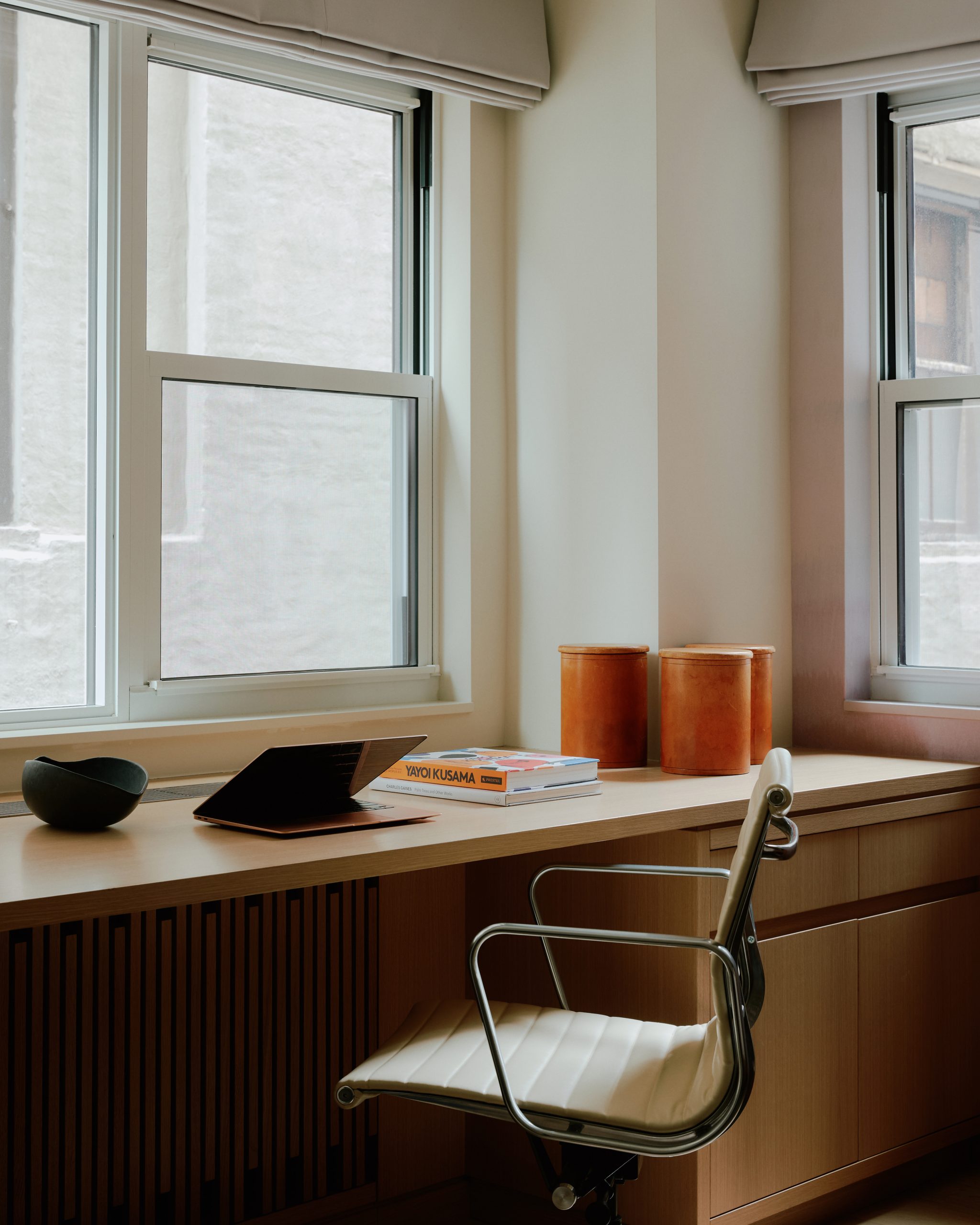 Tour an Art-Filled Contemporary NYC Pied-à-Terre by Suchi Reddy ...