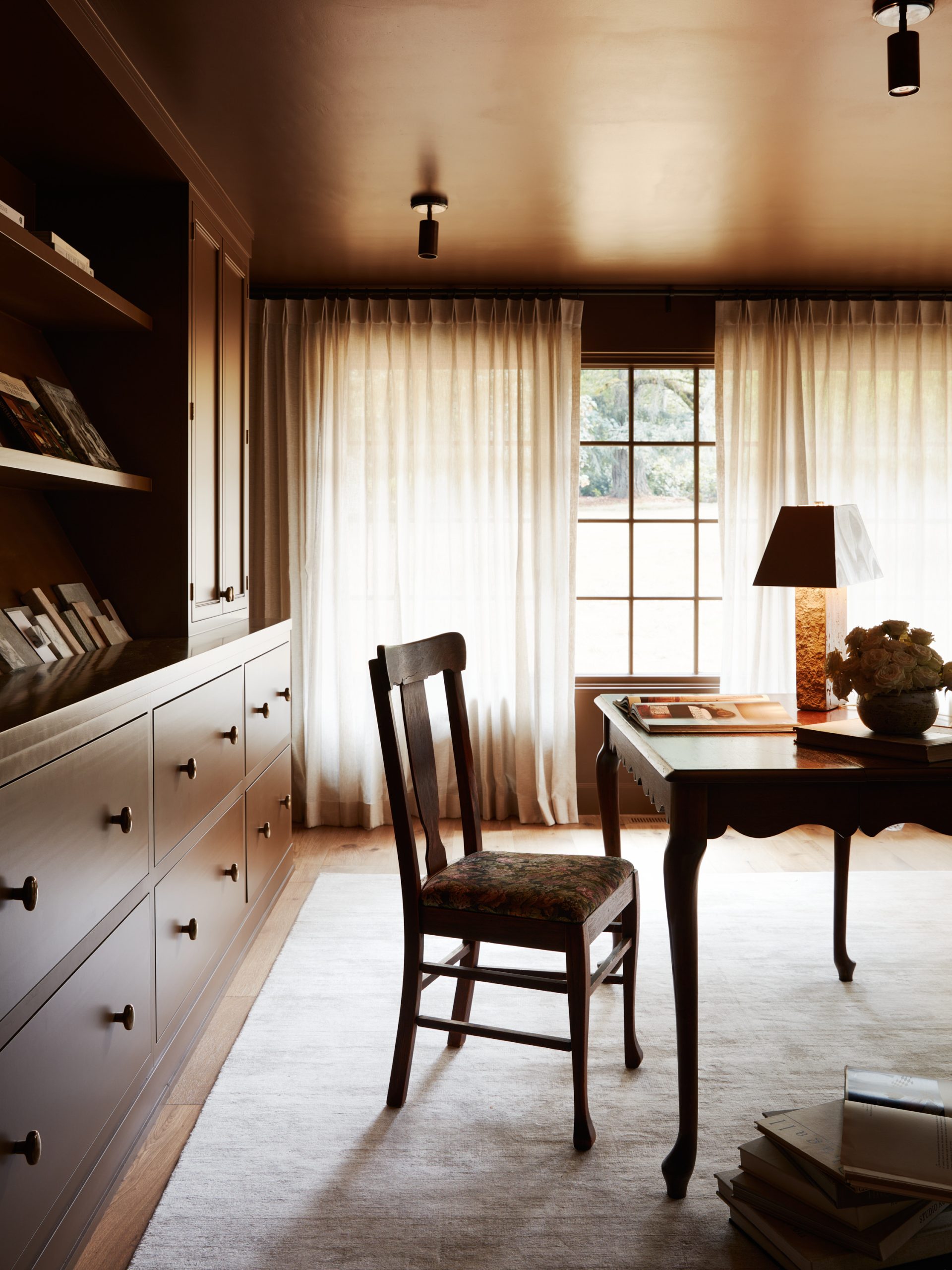 1stDibs 50 Designer Molly Kidd Invites Us into her Family’s Oregon Home ...