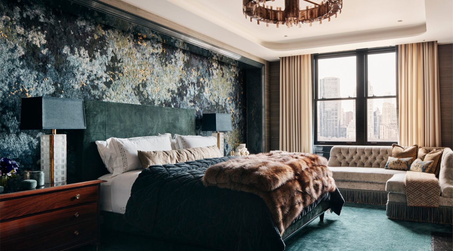 A Glamorous New York Pied-à-Terre by Pembrooke & Ives Abounds with Art ...