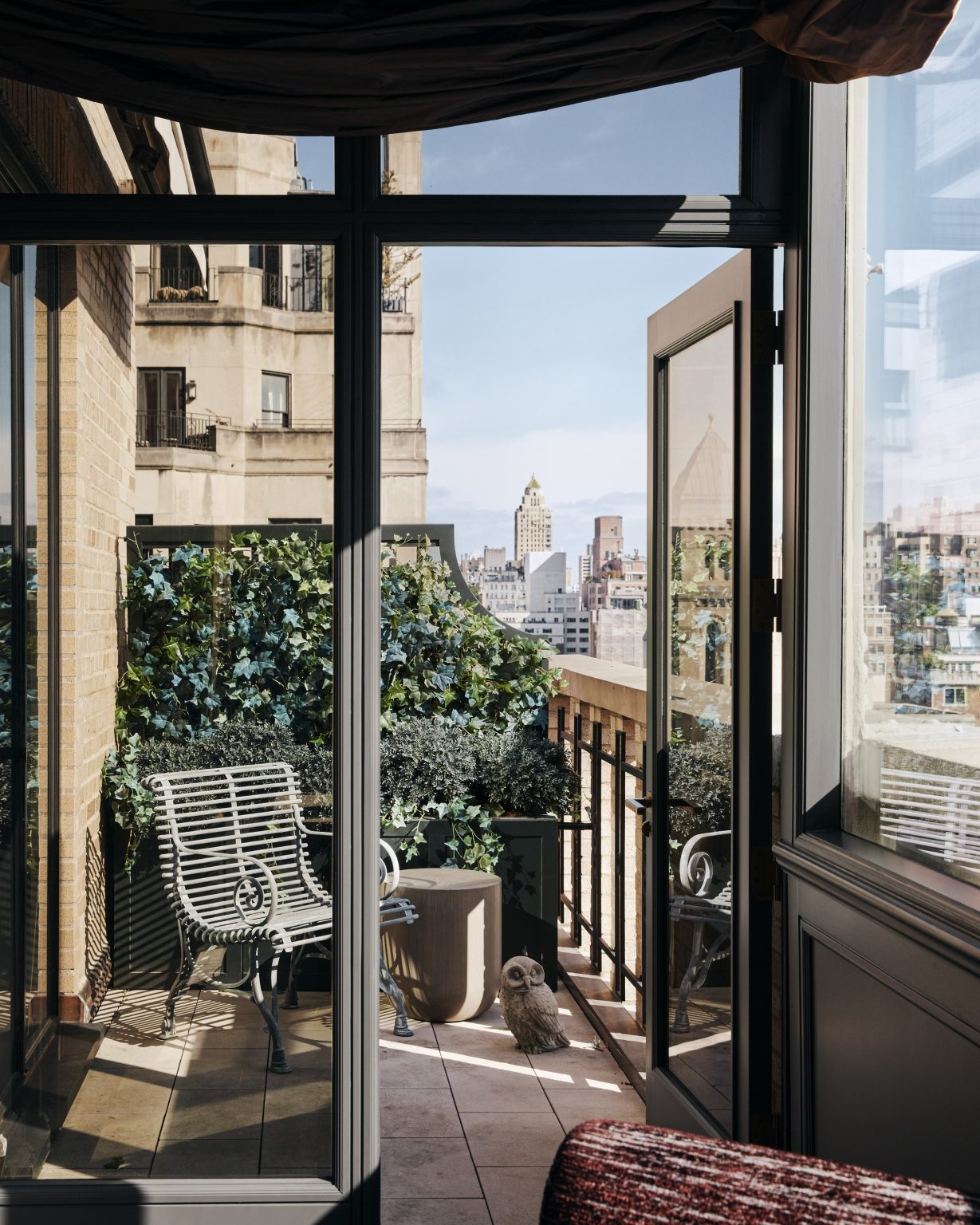 A Glamorous New York Pied-à-Terre by Pembrooke & Ives Abounds with Art ...
